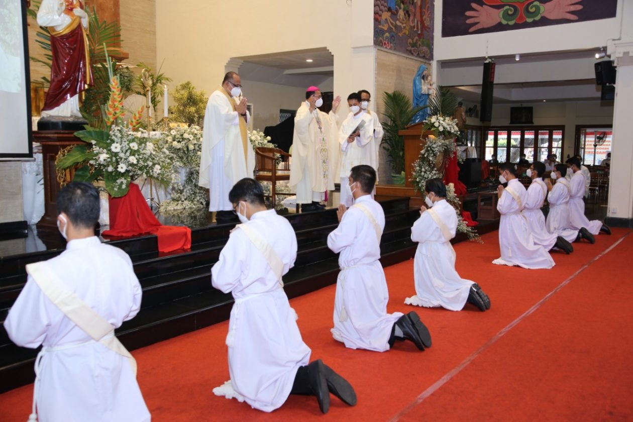 Eight new Jesuit priests ordained in Yogyakarta - Today's Catholic Online