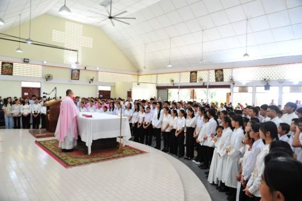 180 orang muda-mudi menyahut jadi pelayan altar - Today's Catholic Online